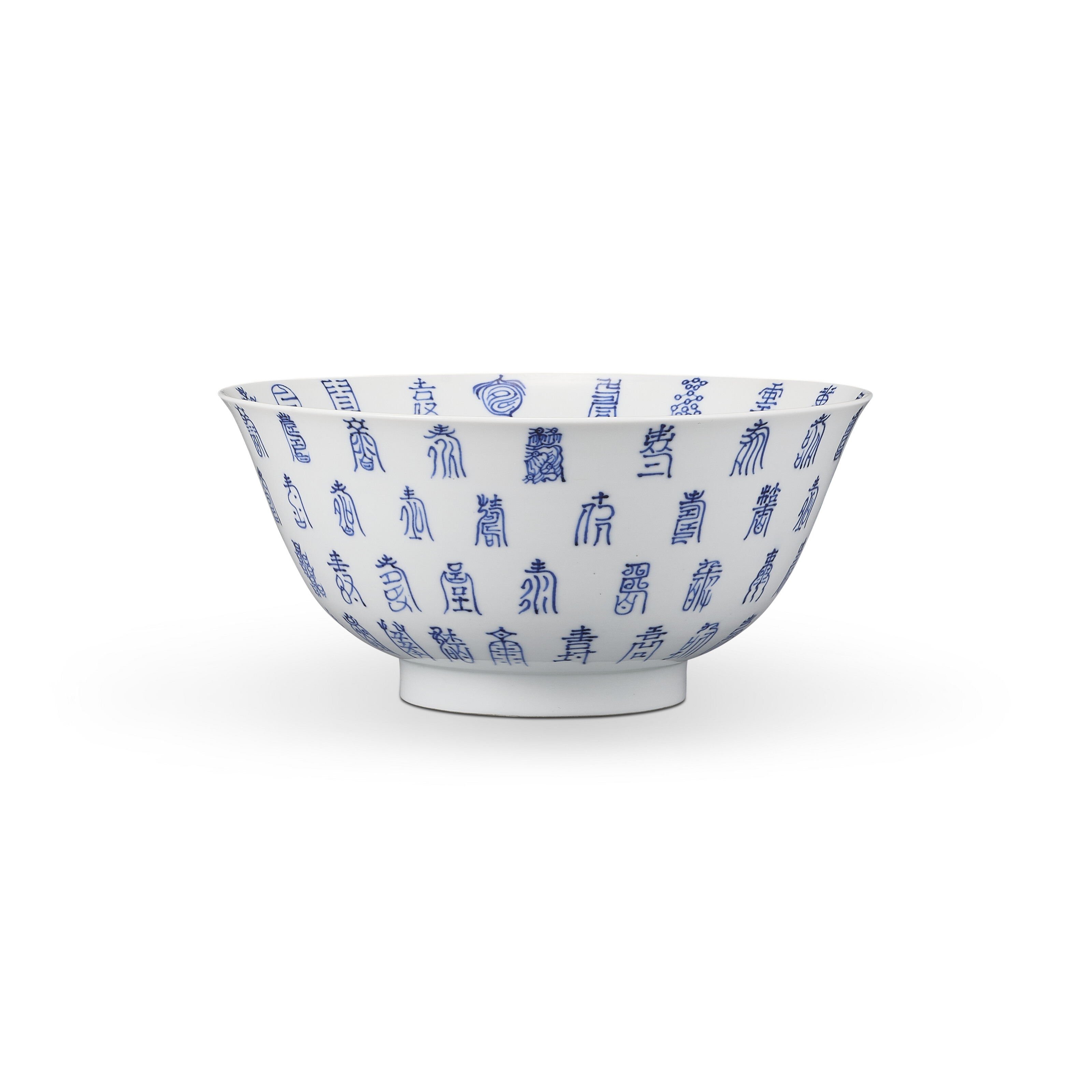 A BLUE AND WHITE ‘SHOU’ BOWL, KANGXI PERIOD (1662-1722) | Christie’s