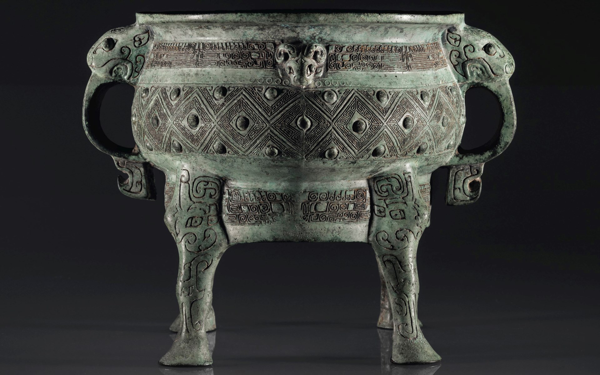 Qianlong's Precious Vessel: The Zuo Bao Yi Gui