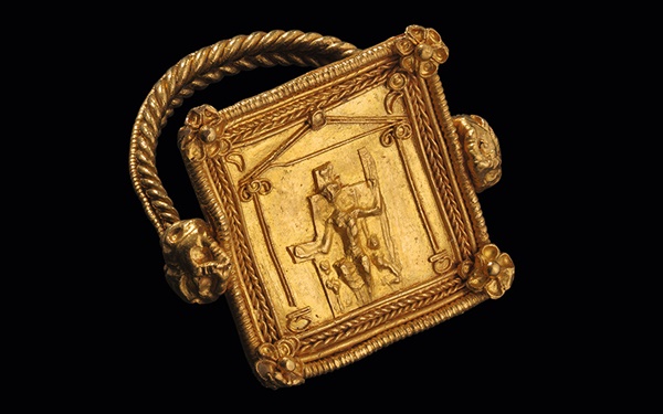 A PARTHIAN GOLD PENDANT AND BANDED AGATE BEAD NECKLACE