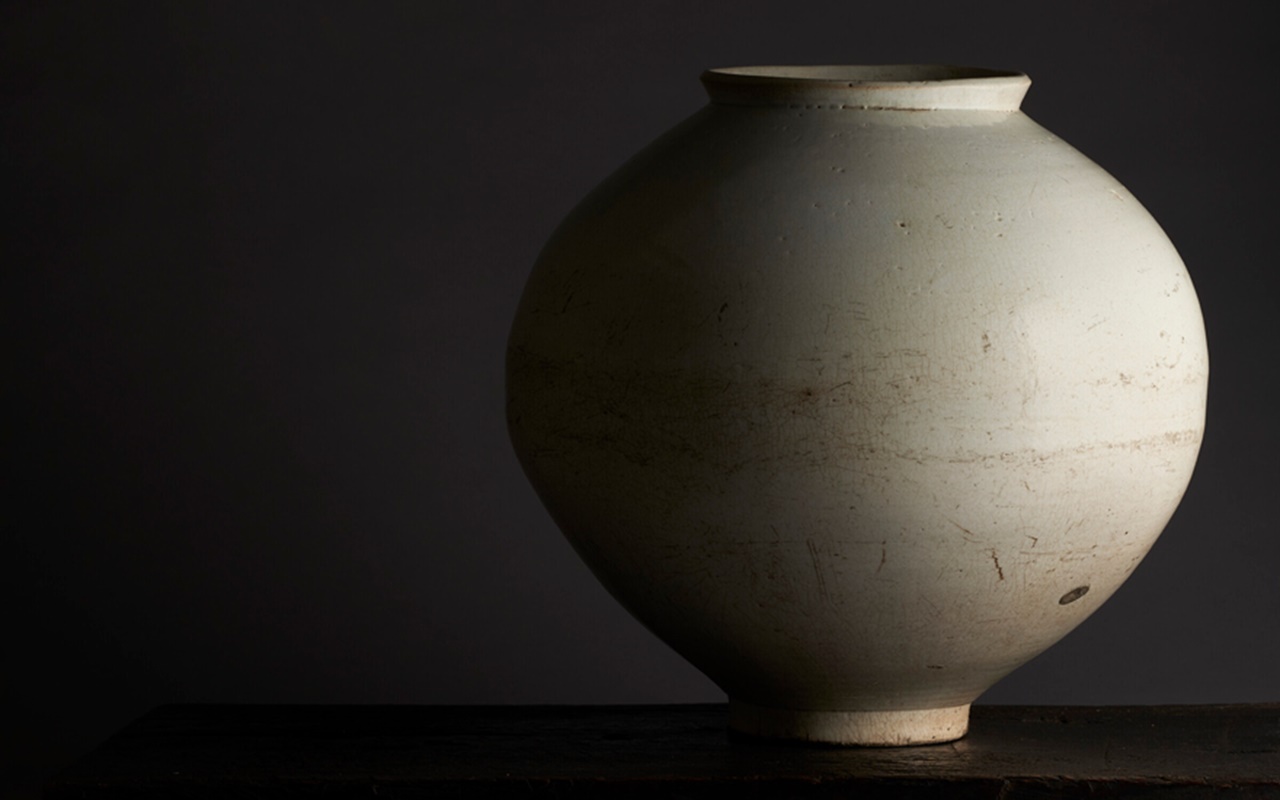 AN IMPORTANT WHITE PORCELAIN MOON JAR